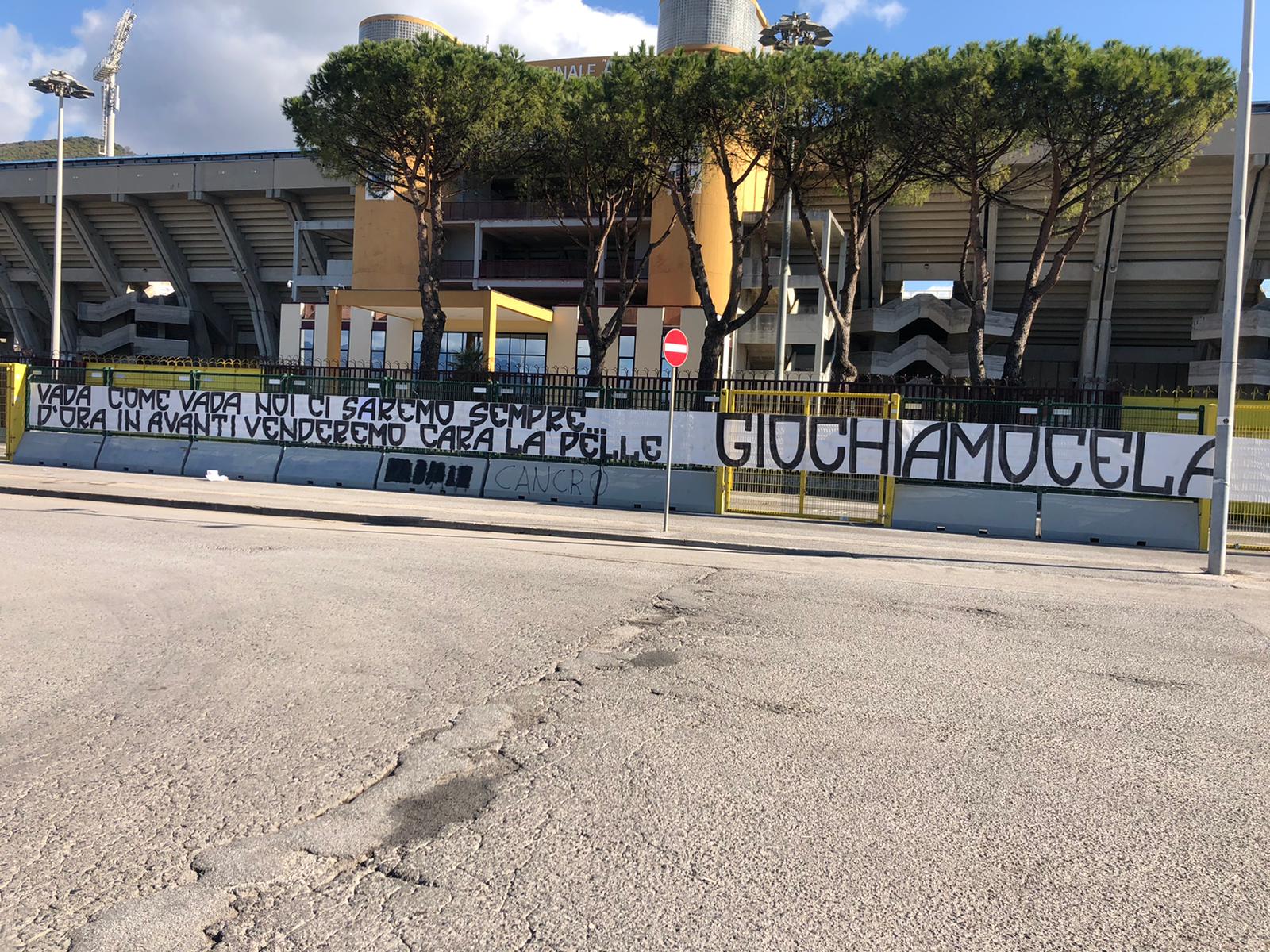"Vada come vada noi ci saremo sempre": striscioni degli ultras per ...